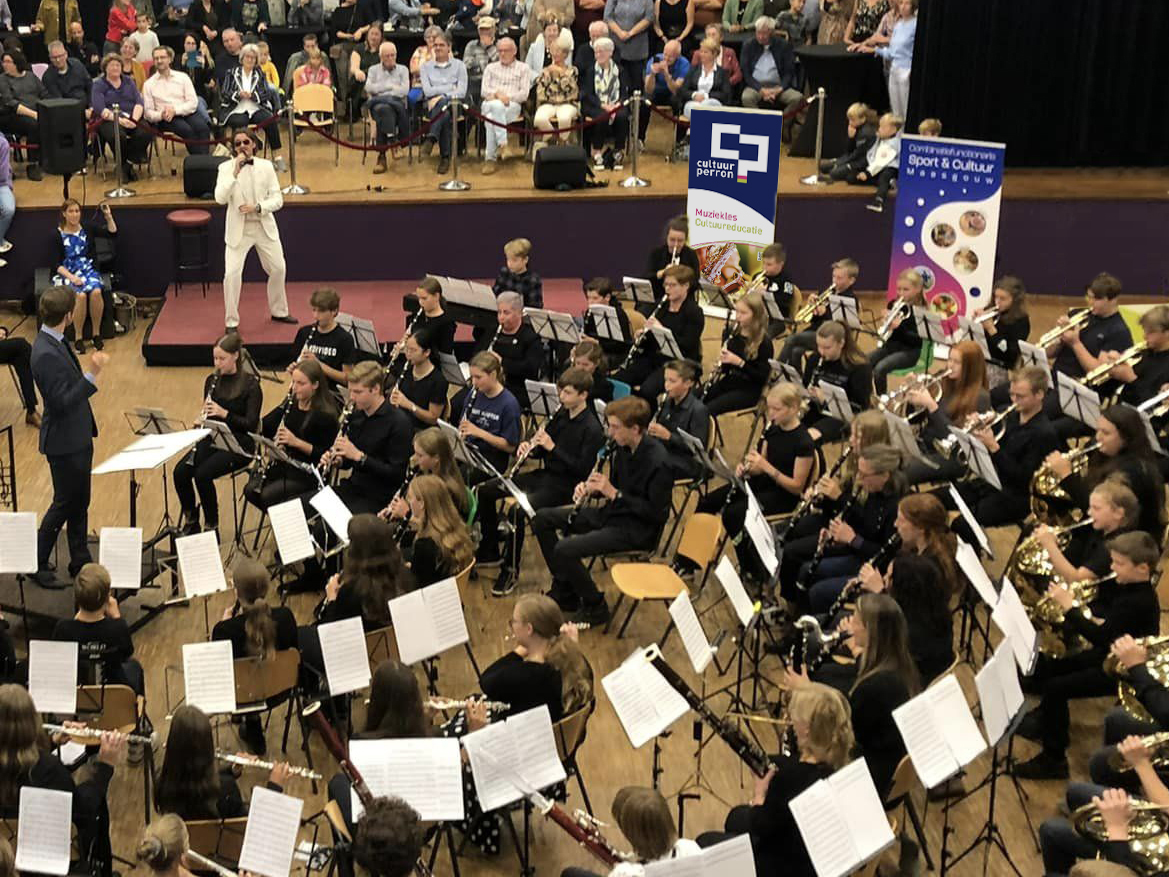 Lex Uiting geeft concert met mega-orkest in Maasgouw - VML Nieuws