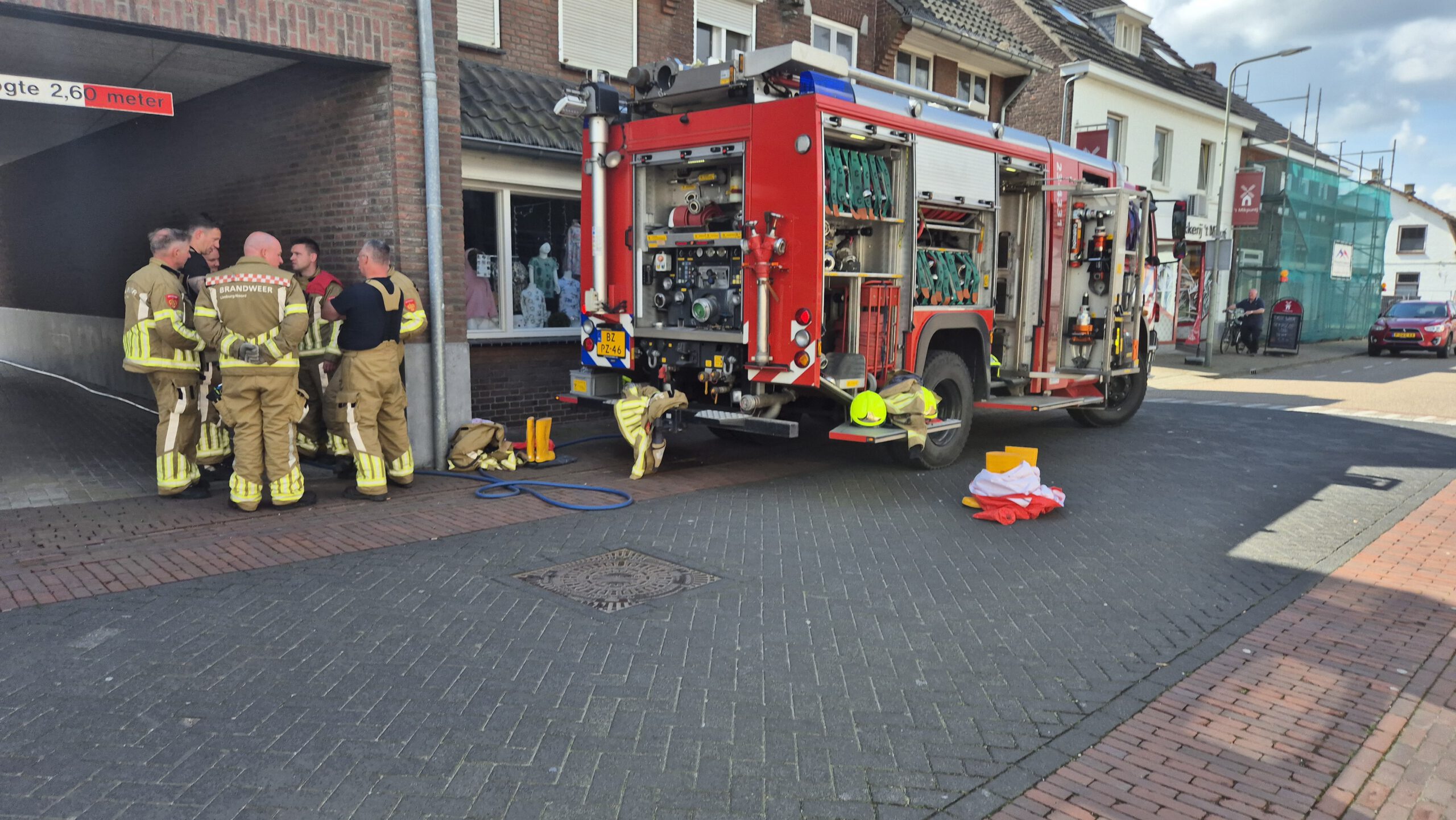 Straat in Heythuysen afgezet vanwege verward persoon - VML Nieuws